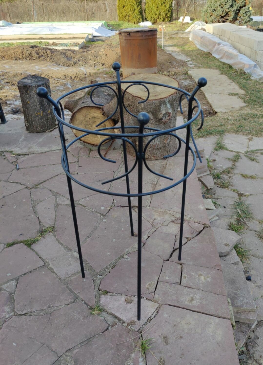 Садовая опора кустодержатель кованый