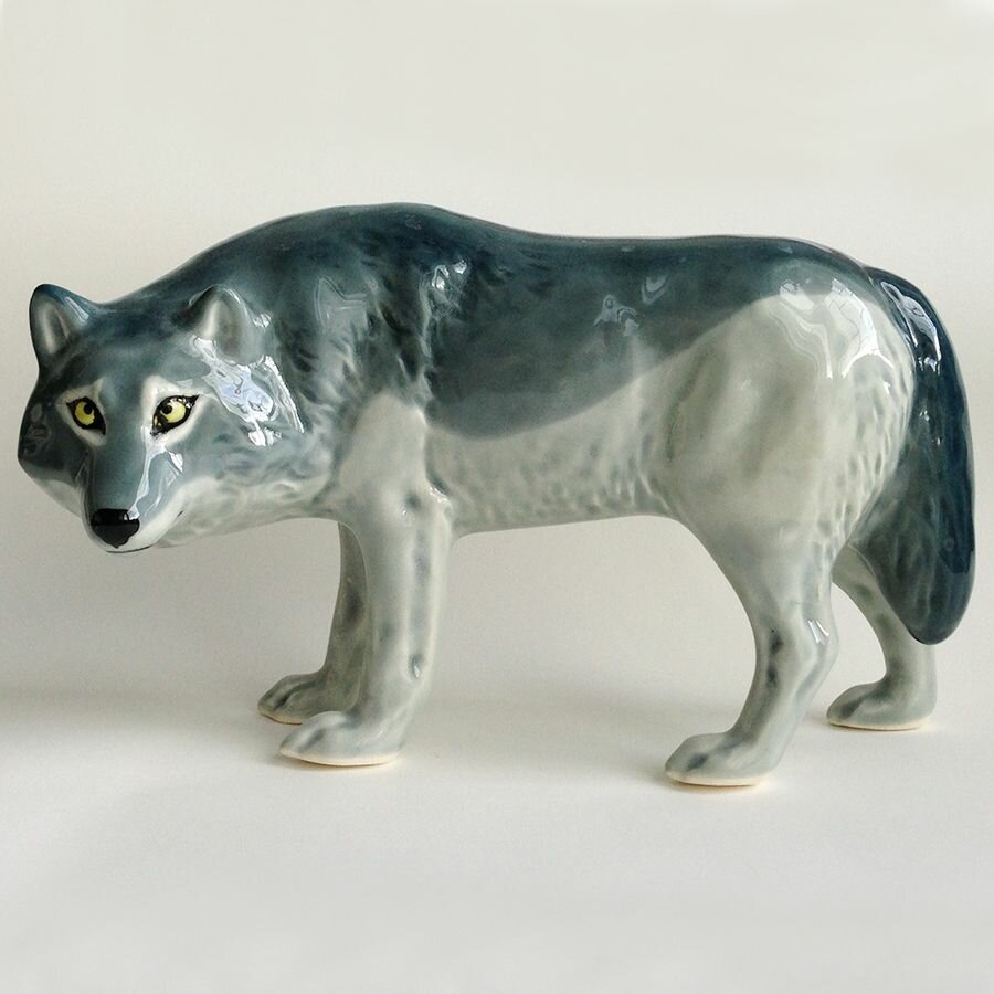 Фаянсовая скульптура Волк серый