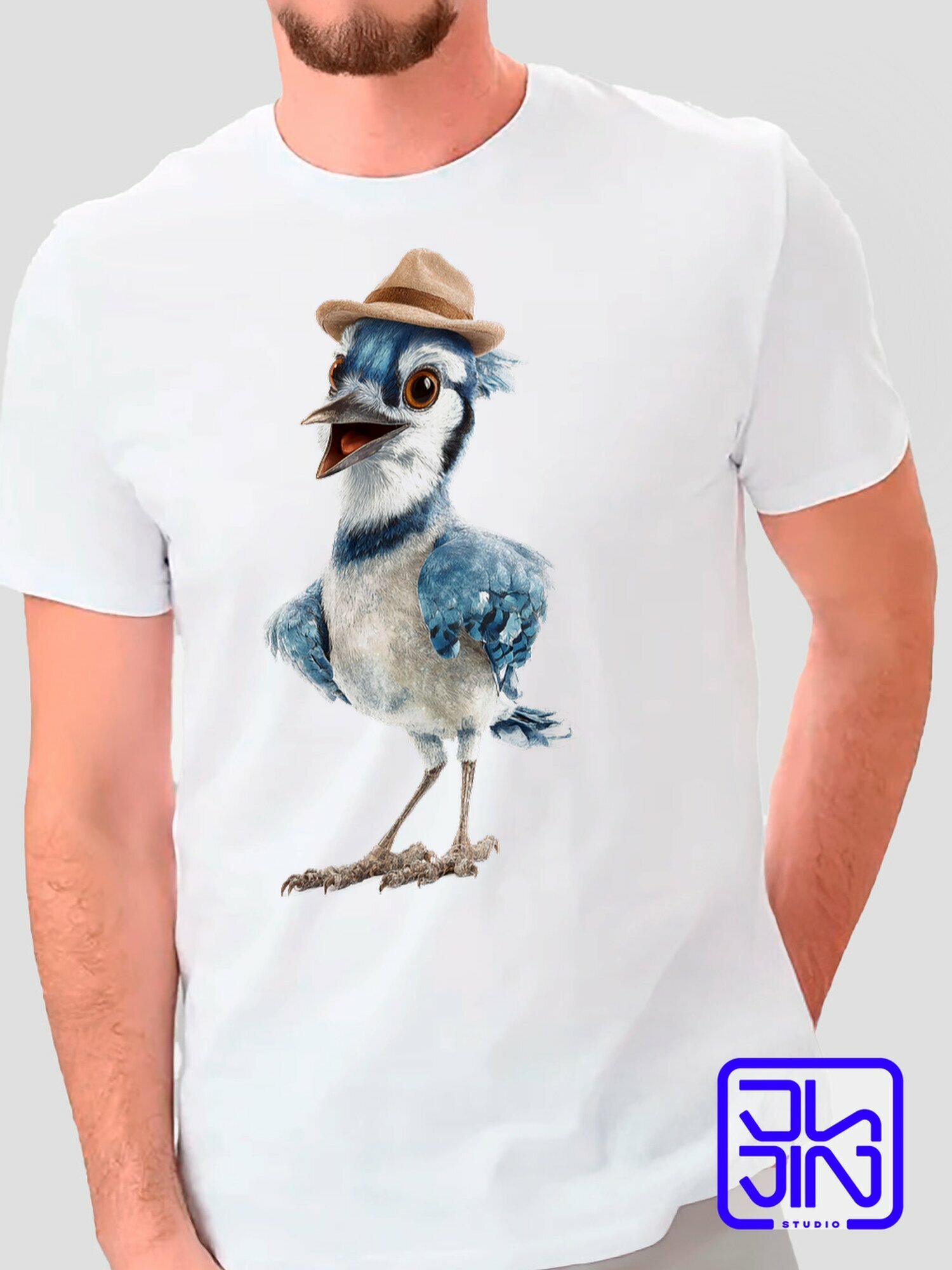 Футболка классическая мужская с авторским принтом Веселая синяя птица в смешной голубой шляпе, крутой забавный принт, белый хлопковый трикотаж с прикольным рисунком на груди