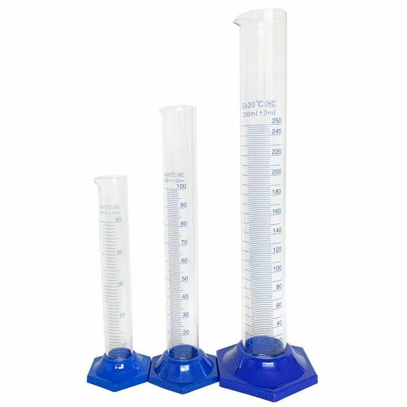 Стеклянный мерный цилиндр 250 мл с пластиковой подставкой, точной градуировкой и устойчивостью к химическим веществам идеален для лабораторных опытов и исследований.