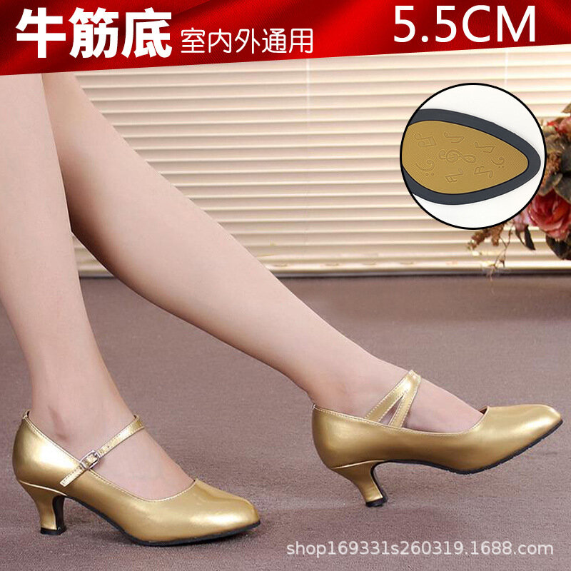 Спортивные туфли