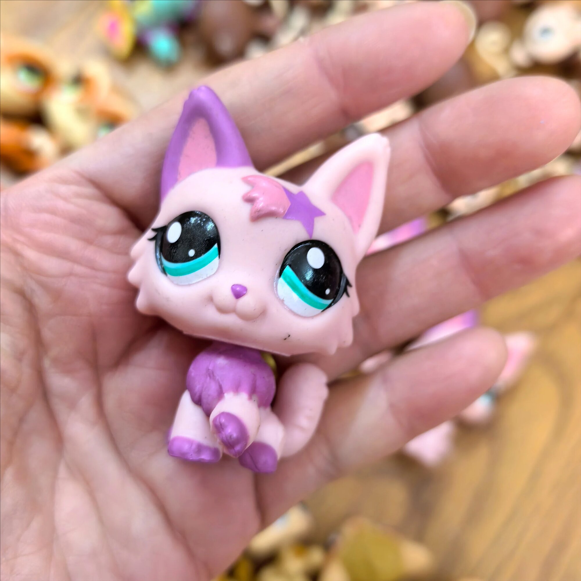 Фигурка кота Littlest Pet Shop, розовый с фиолетовым, 5 см