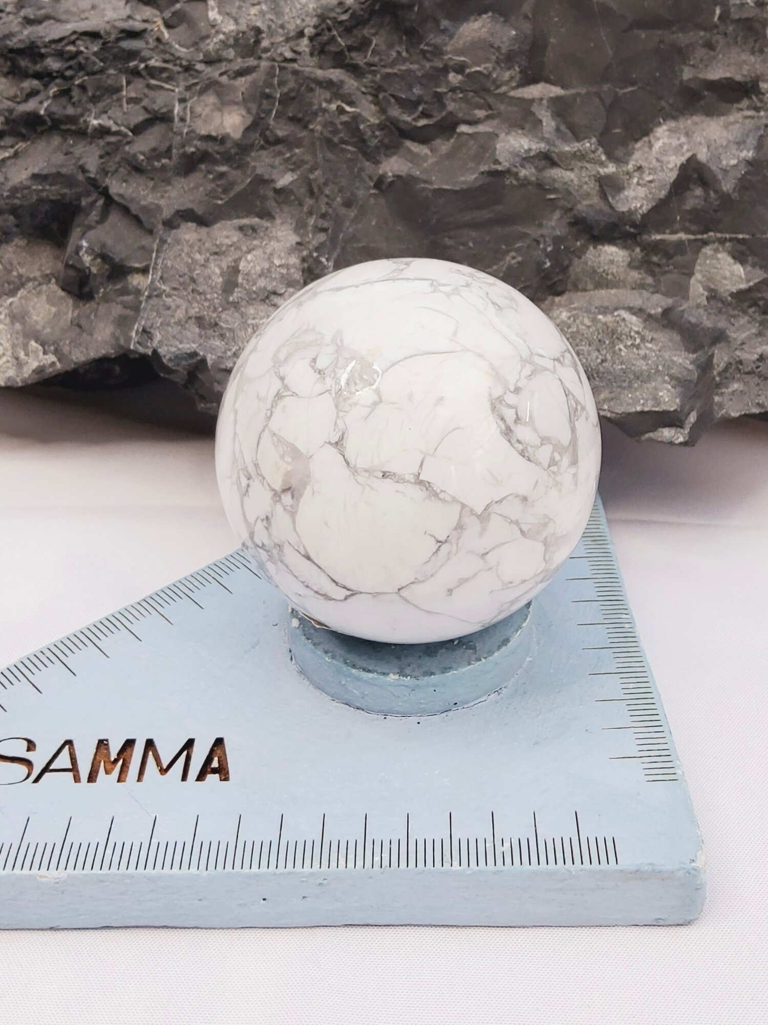 Фигурка шар натуральный камень Говлит 50 мм