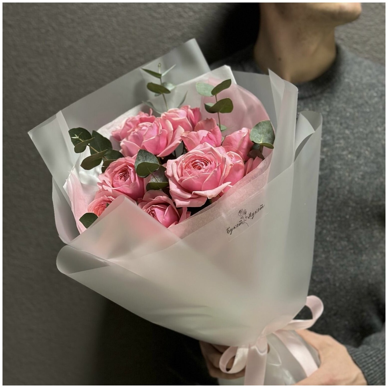 Букет «Клубничное безе» (пионовидная кустовая роза silva pink с эвкалиптом)