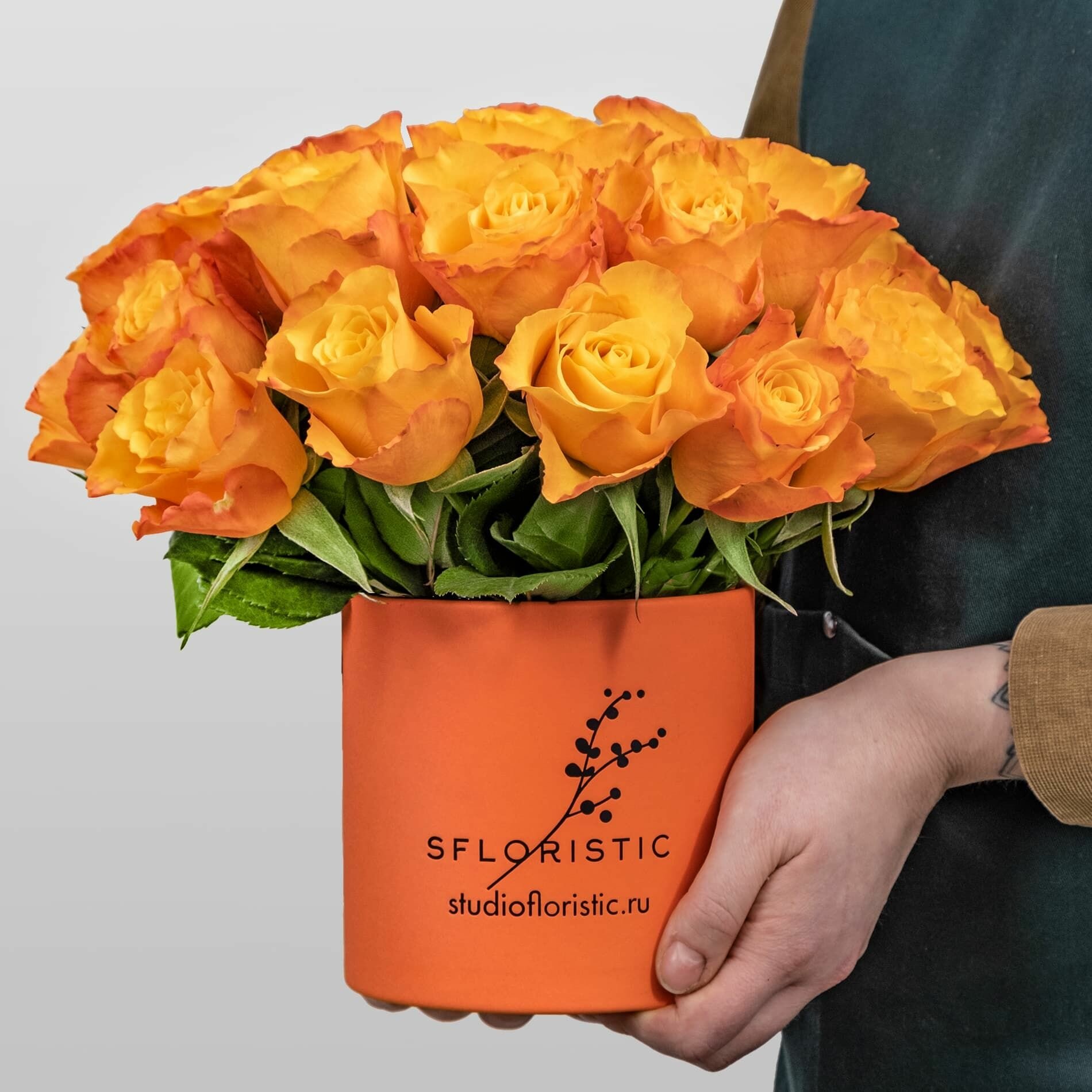 Композиция из оранжевых Роз Кения 25 шт в шляпной коробке Сладкая хурма