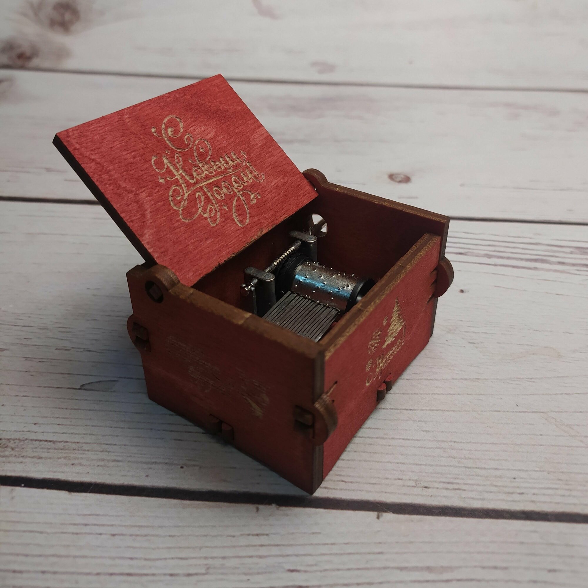 Новогодняя музыкальная деревянная шкатулка-шарманка "С Новым годом" гравировка красная