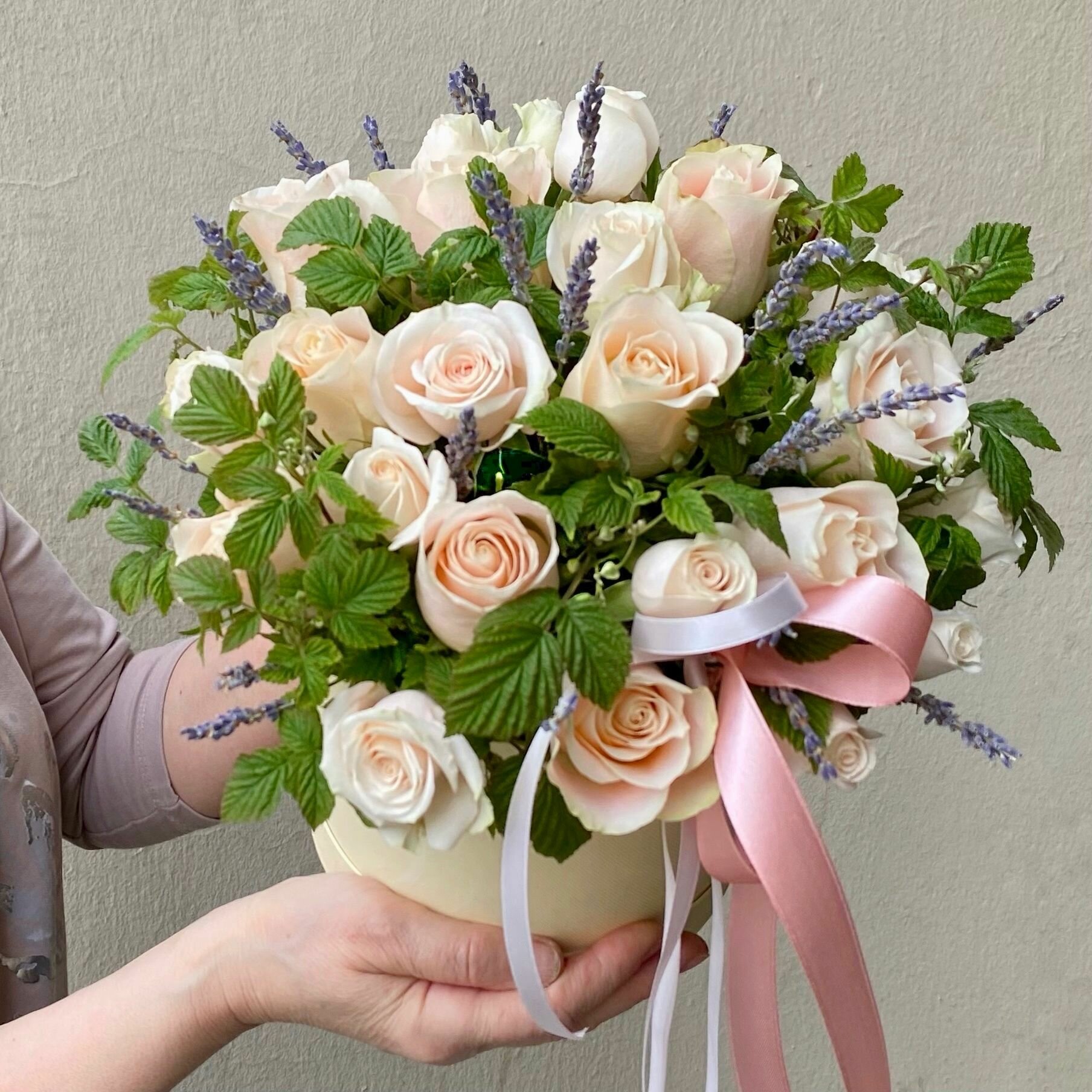 Букет из кремовых роз с зеленью и лавандой в шляпной коробке. Монобукет в коробке.