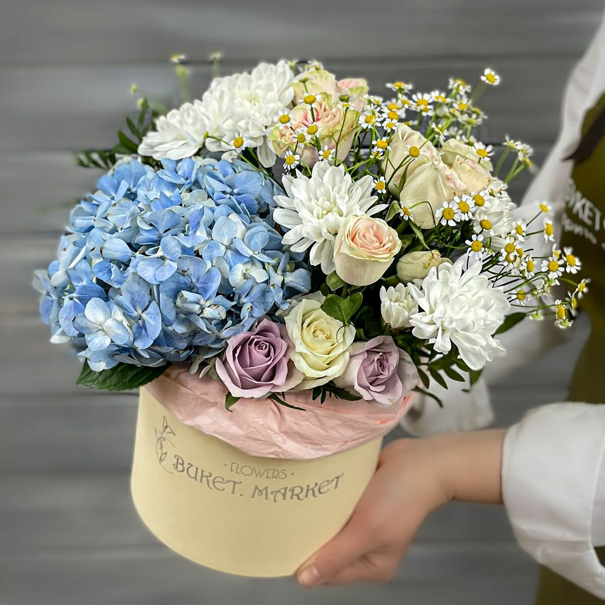 Гортензия, хризантемы и розы в шляпной коробке