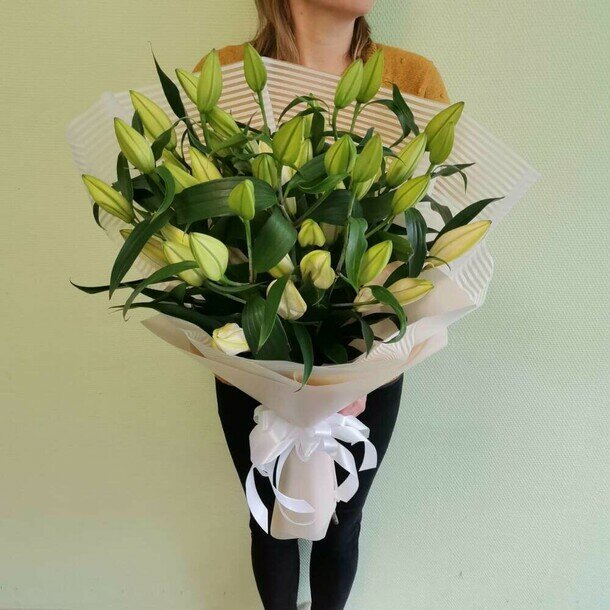 Букет Well Flowers "Сочные лилии", круглые, белый, 7 шт, букет свежих цветов