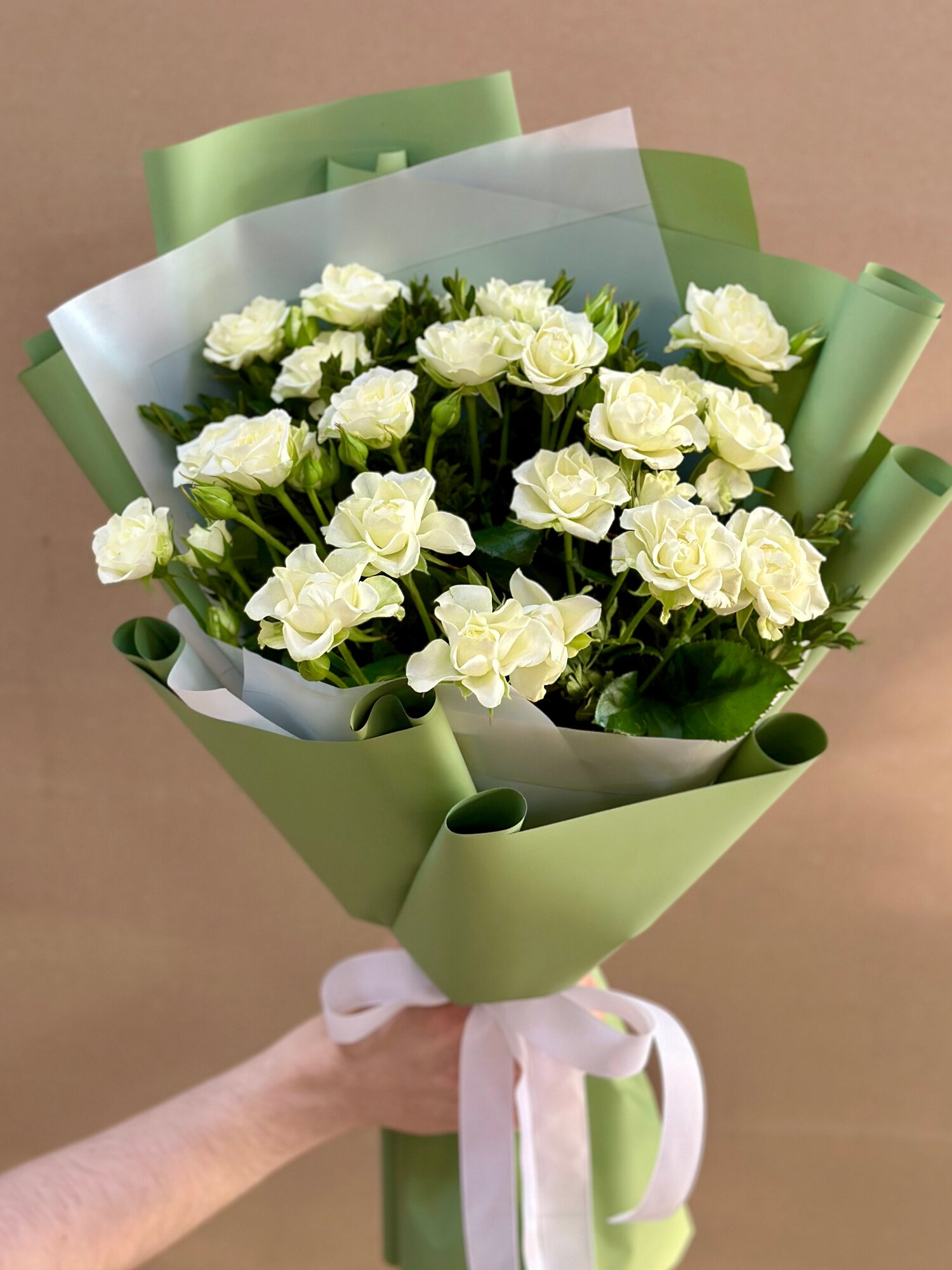 Букет Liana Flowers, белые кустовые розы и самшит, монобукет, 5 штук