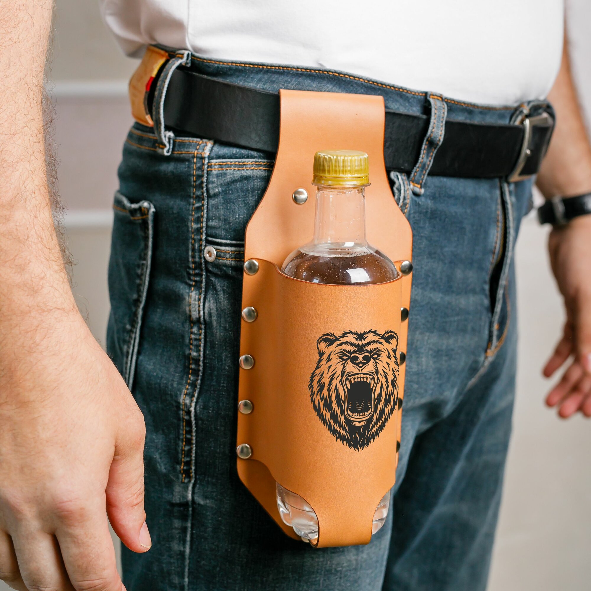 Чехол кобура на пояс для бутылки банки 0,5л из натуральной кожи "Медведь", Boomgift
