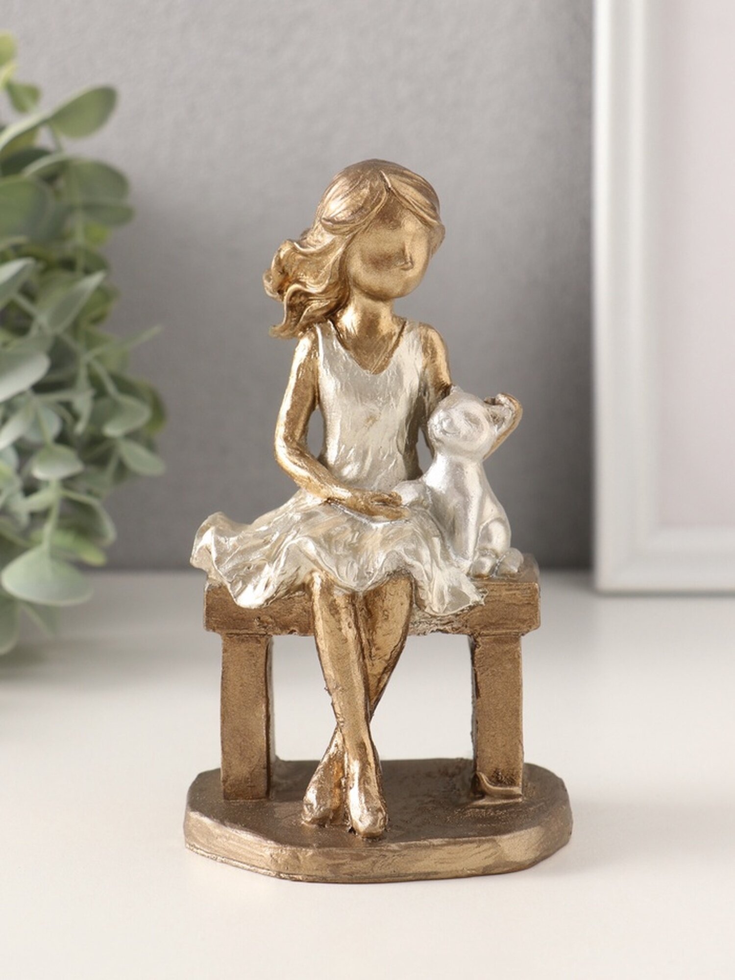 Фигурка полистоун «Малышка с котиком на скамеечке», бронза с серебром, 8×6.5×13.5 см