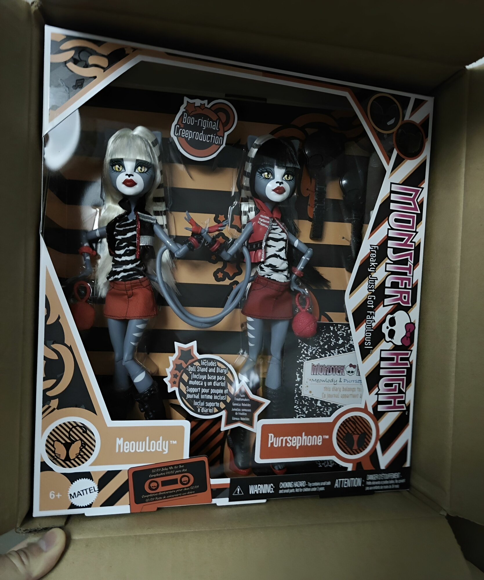 Монстр хай, Шарнирная кукла, Пурсефона и Мяулодия, Стильные коллекционные куклы Набор из 2 кукол с расческой и подставкой / Mattel Monster High Werecat Twin Sisters Meowlody and Purrsephone