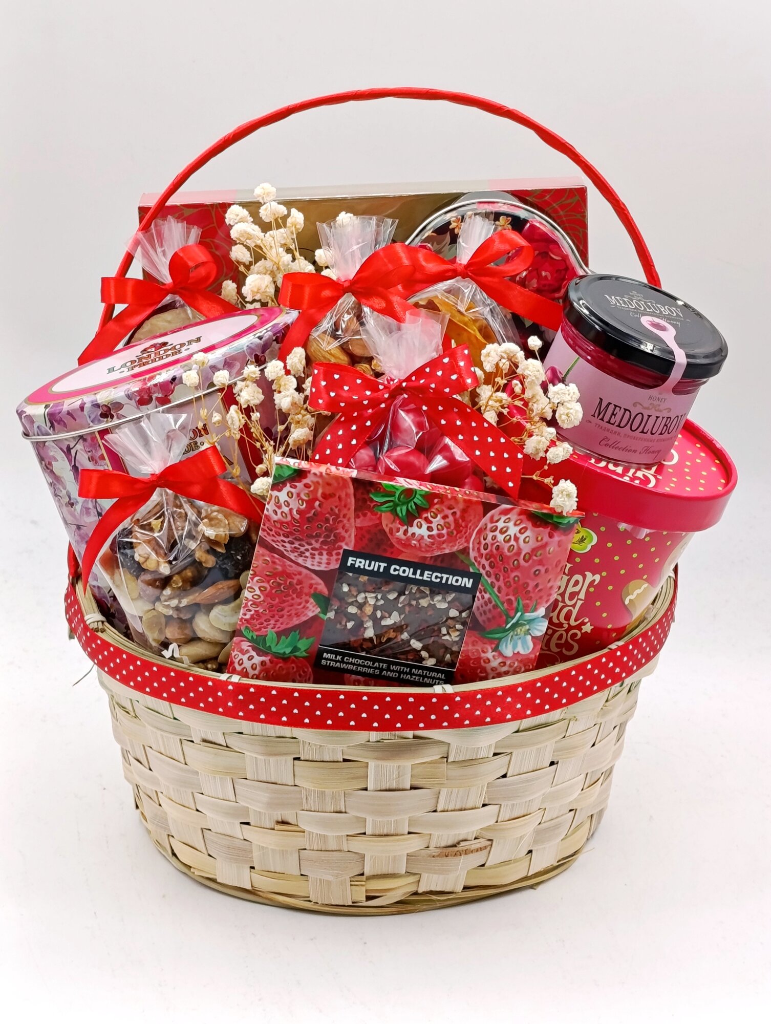 Подарочная корзина Камелия "Красная фантазия", для женщин, красная, с орехами, сухофруктами