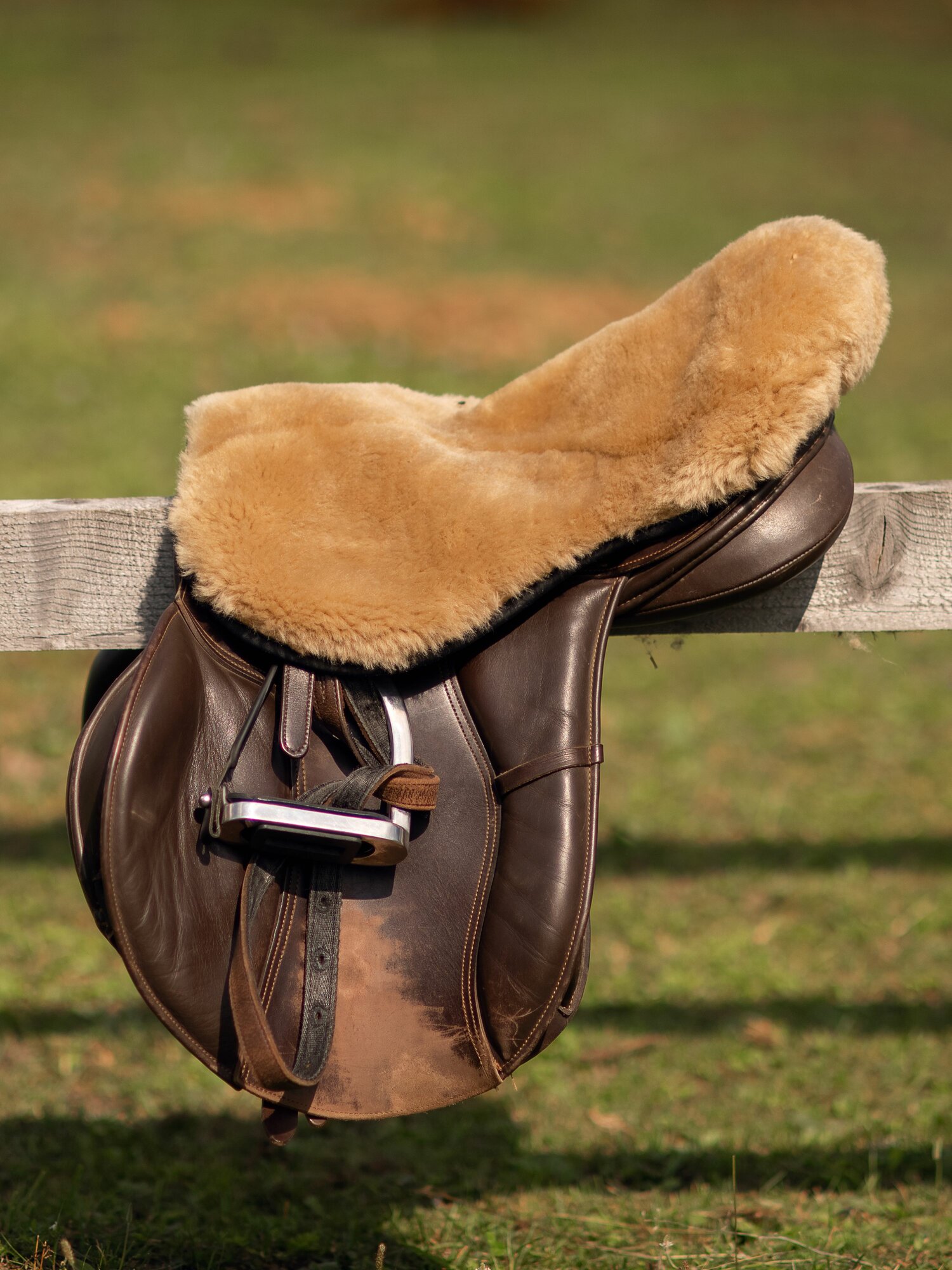 Меховушка на седло из натуральной овчины, на конкурное седло