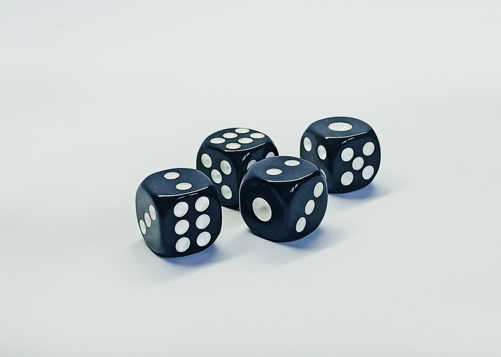 Кубики игральные 12х12 мм 4 шт.