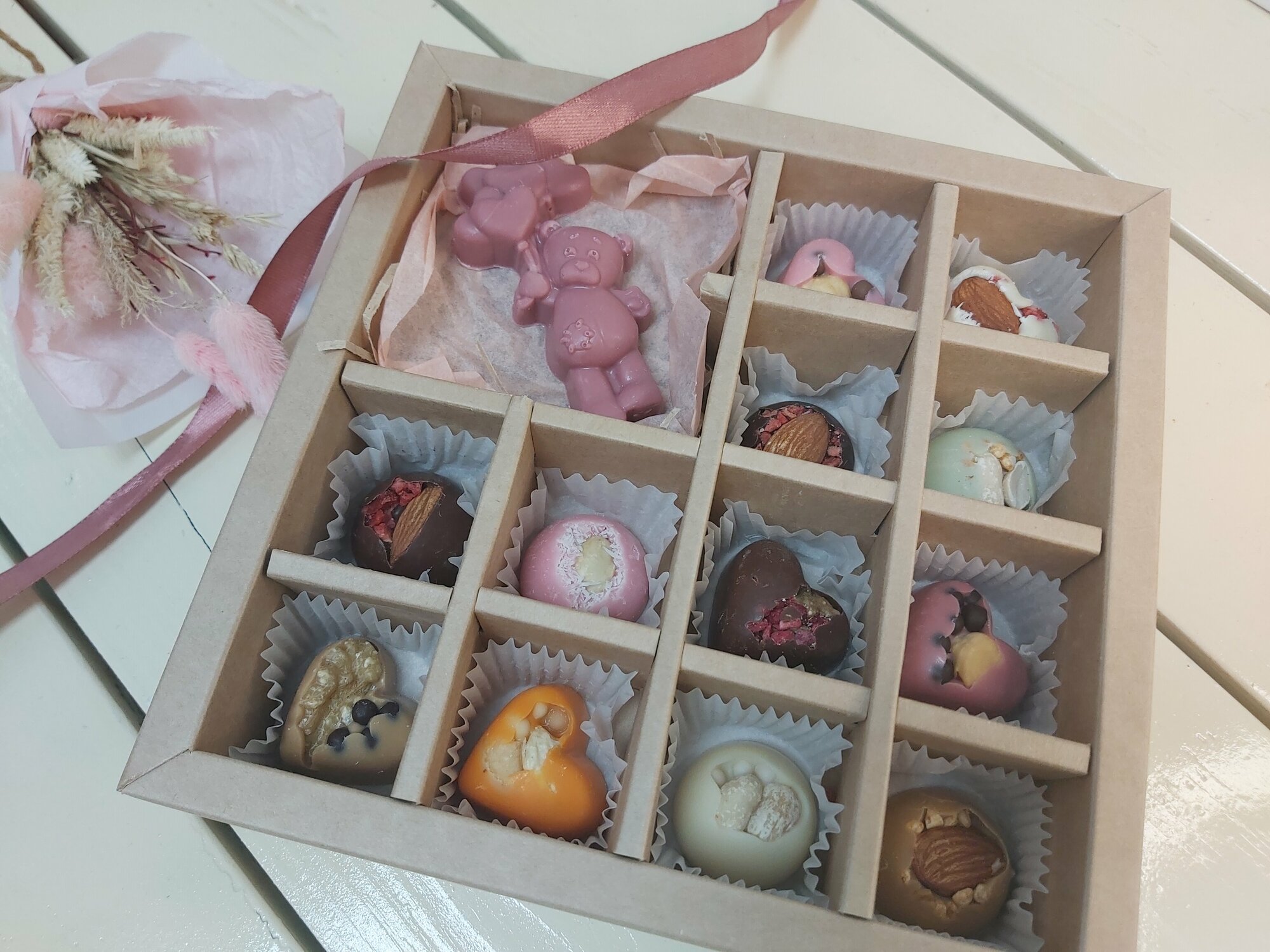 Набор 12 шоколадных конфет в виде сердец и шоколадные мишки ручной работы от choco.cake.hand.