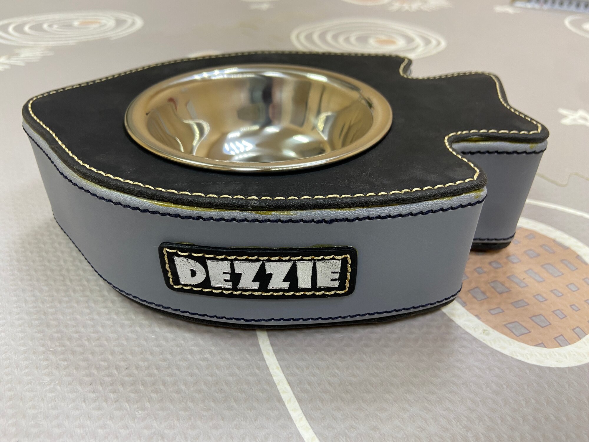 Миска для кошек "Рыба" от бренда DEZZIE, объем 125 мл, размеры 21х15х5см/ цвет серый.