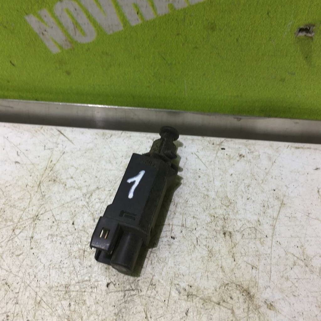 Датчик включения стопсигнала VW Golf 3 Vento 91-97