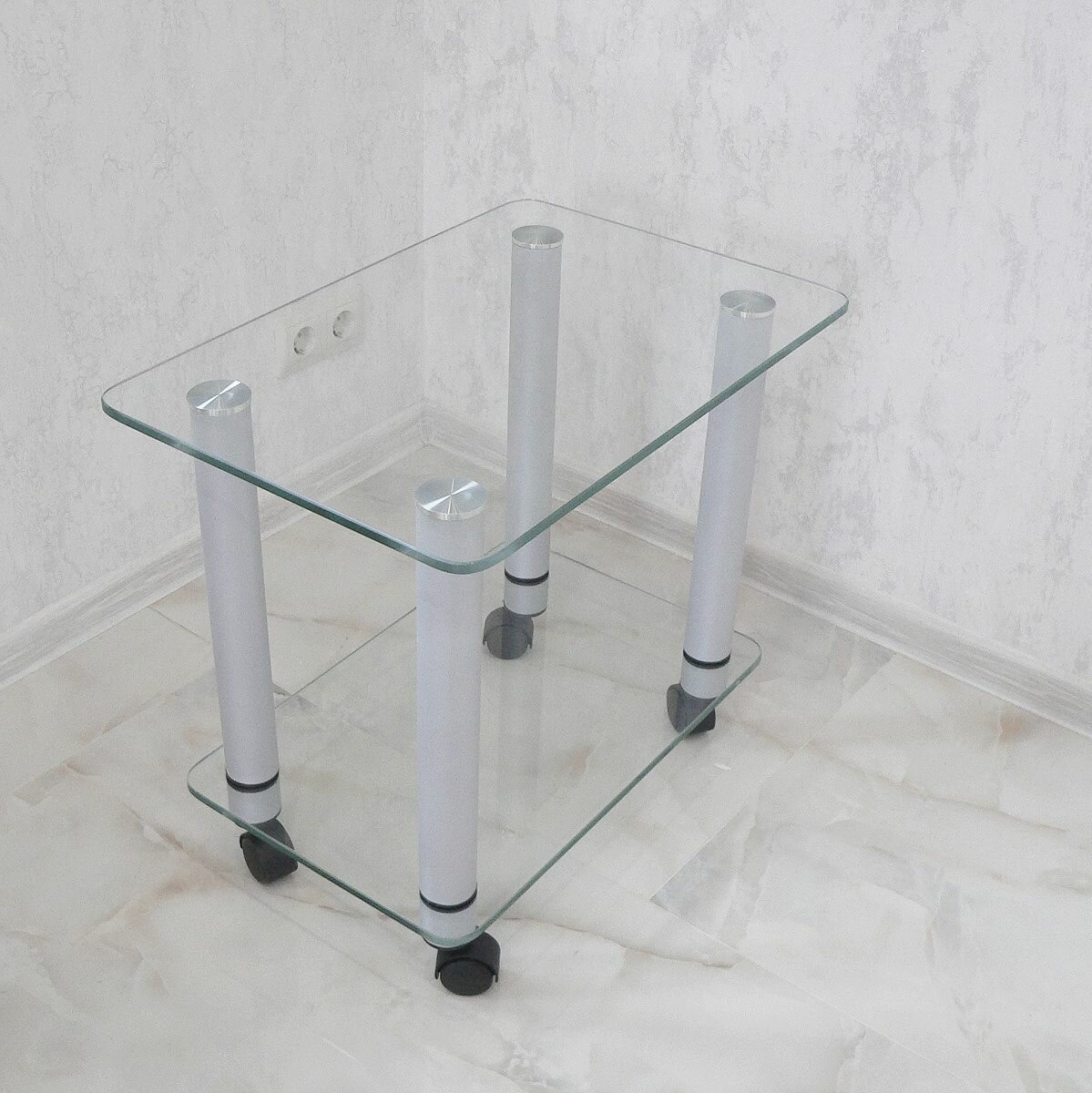 Стеклянный сервировочный столик с полочкой на колёсиках, столешница стеклянная, закалённое прозрачное стекло 8мм, ножки металлические матовые на колесиках 60см на 40см высота 53см