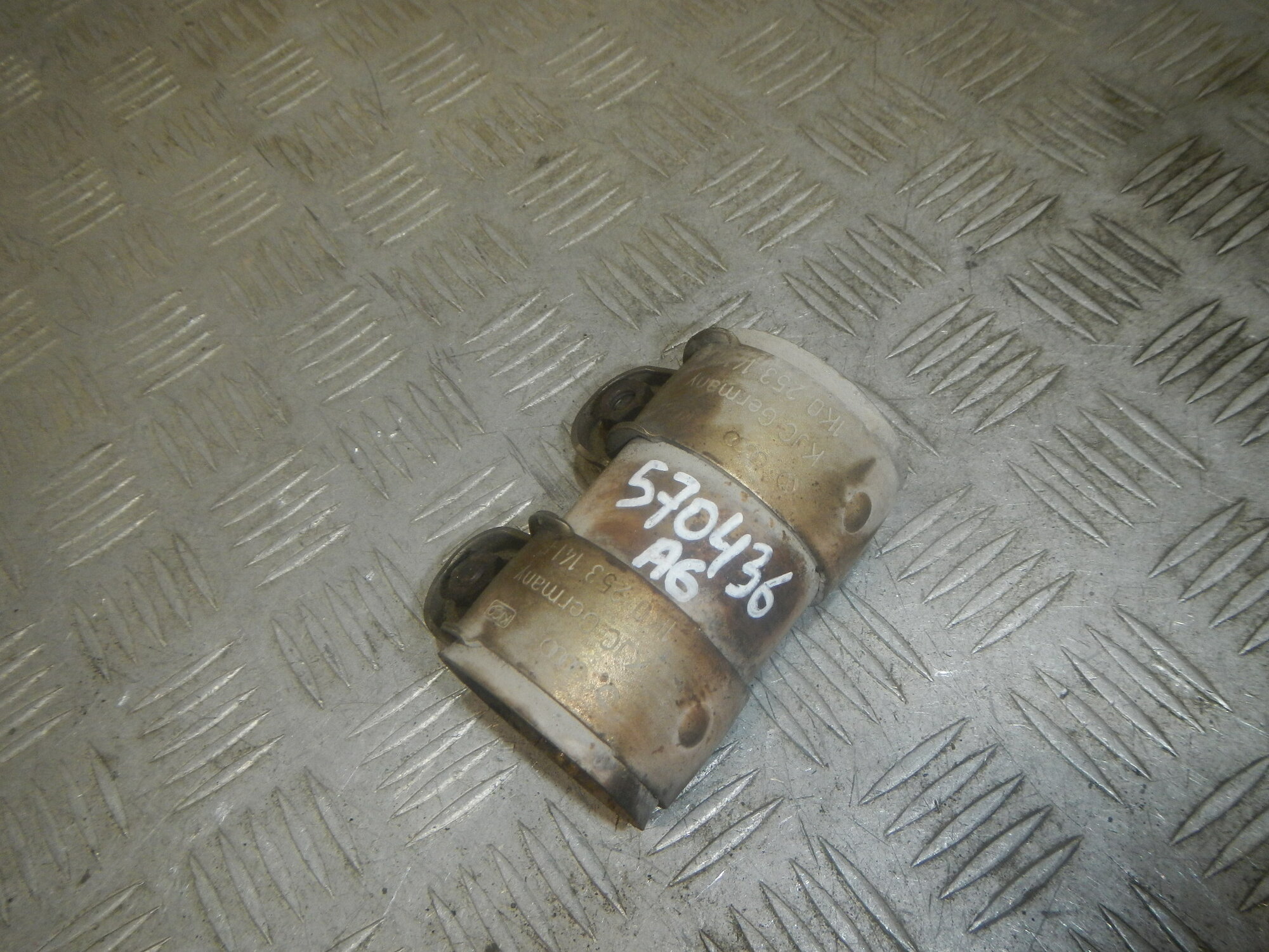 Б/У Хомут глушителя, Audi (Ауди)-A6 (C6) (05-11) AUDI A6 (C6) (05-11) Без видимых повреждений. 570436 VAG арт. 1K0253141E