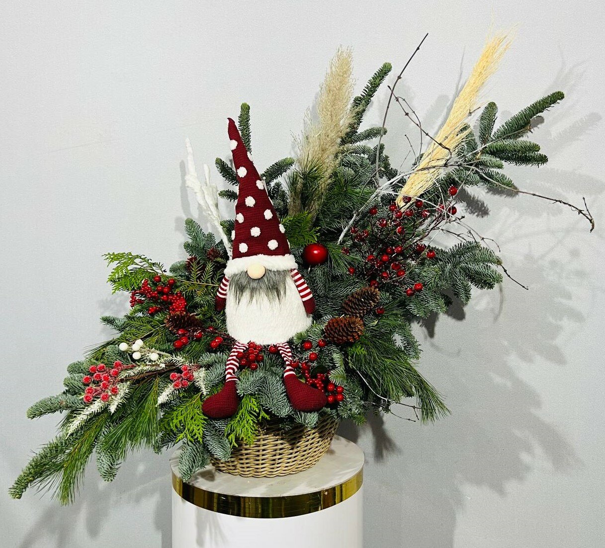 Большая новогодняя композиция из живой ели нобилис для украшения интерьера