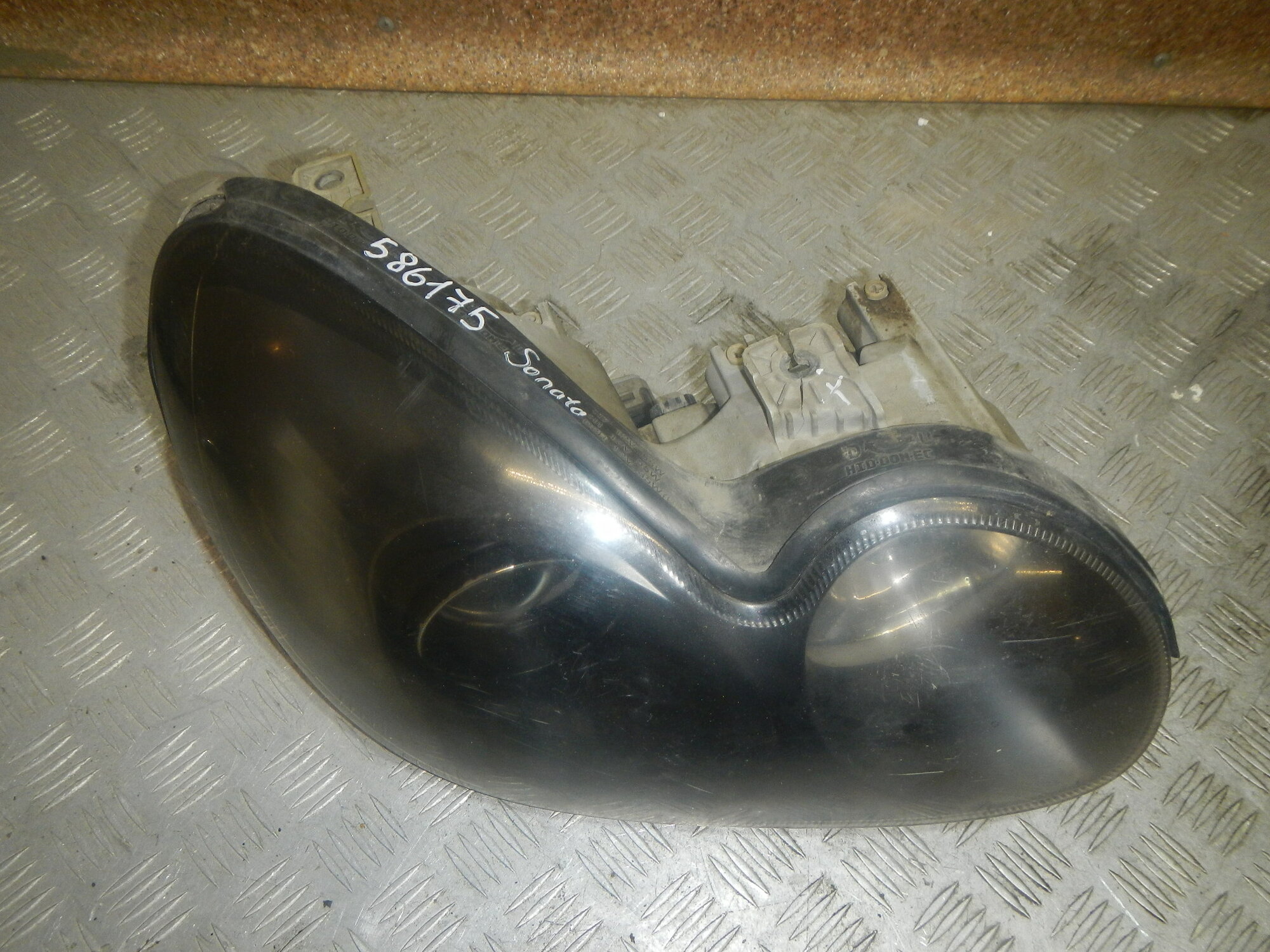 Б/У Фара правая, Hyundai (Хендэ)-SONATA (01-12) HYUNDAI SONATA (01-12) Галоген, темный отражатель (заклеен пленкой) Царап...