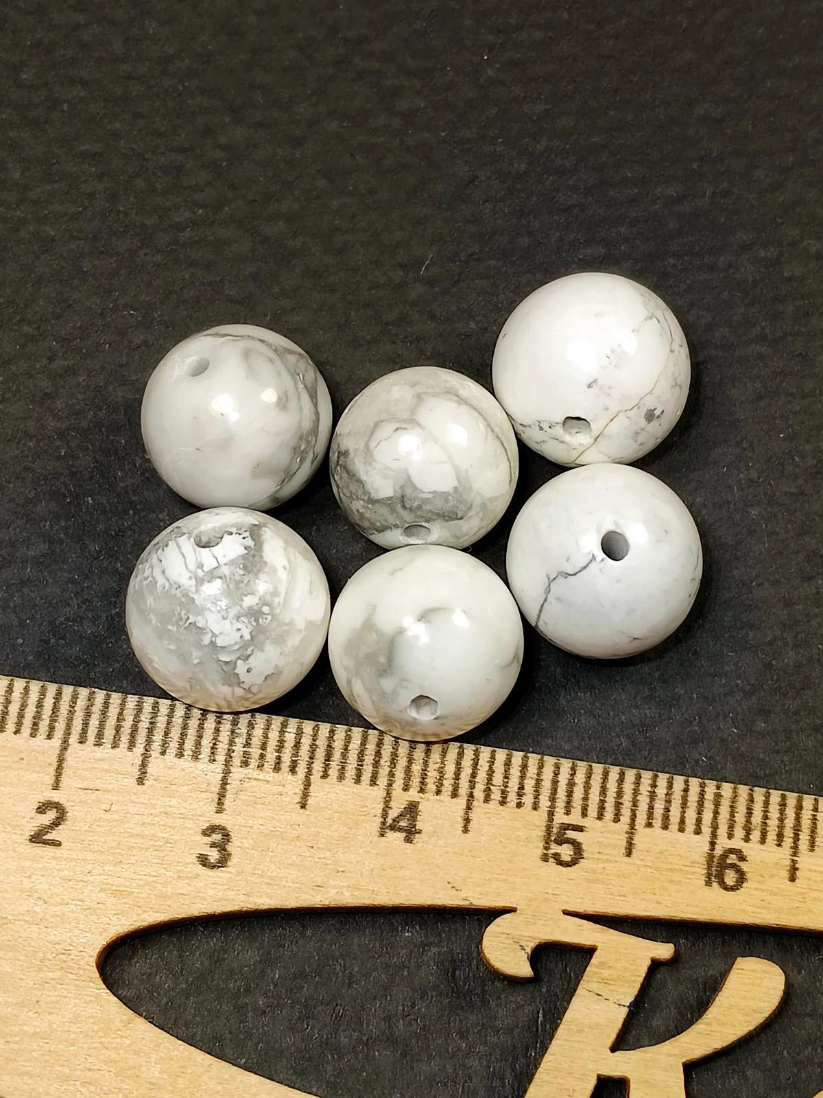 Натуральная бусина Кахолонг белый 0004952 шарик 12 мм, цена за 2 шт.