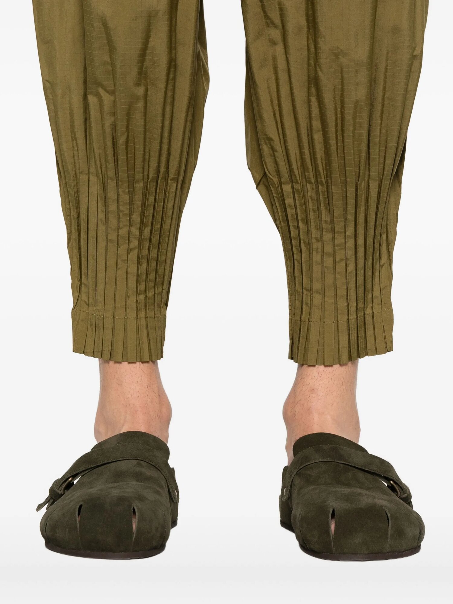 Брюки классические HOMME PLISSE ISSEY MIYAKE, размер 2, зеленый — фото 1