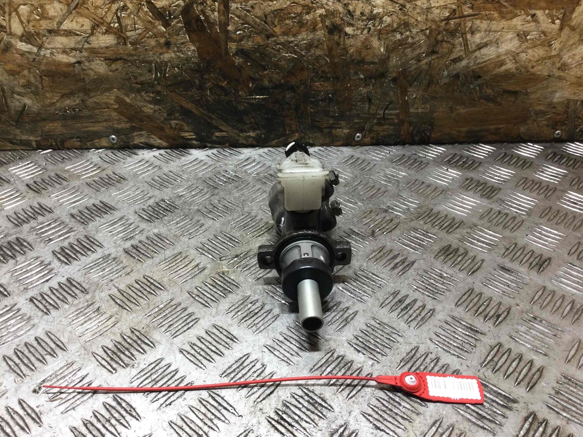 Б/У Цилиндр тормозной главный Ford Focus 1 поколение (1998-2001) 2001 г.