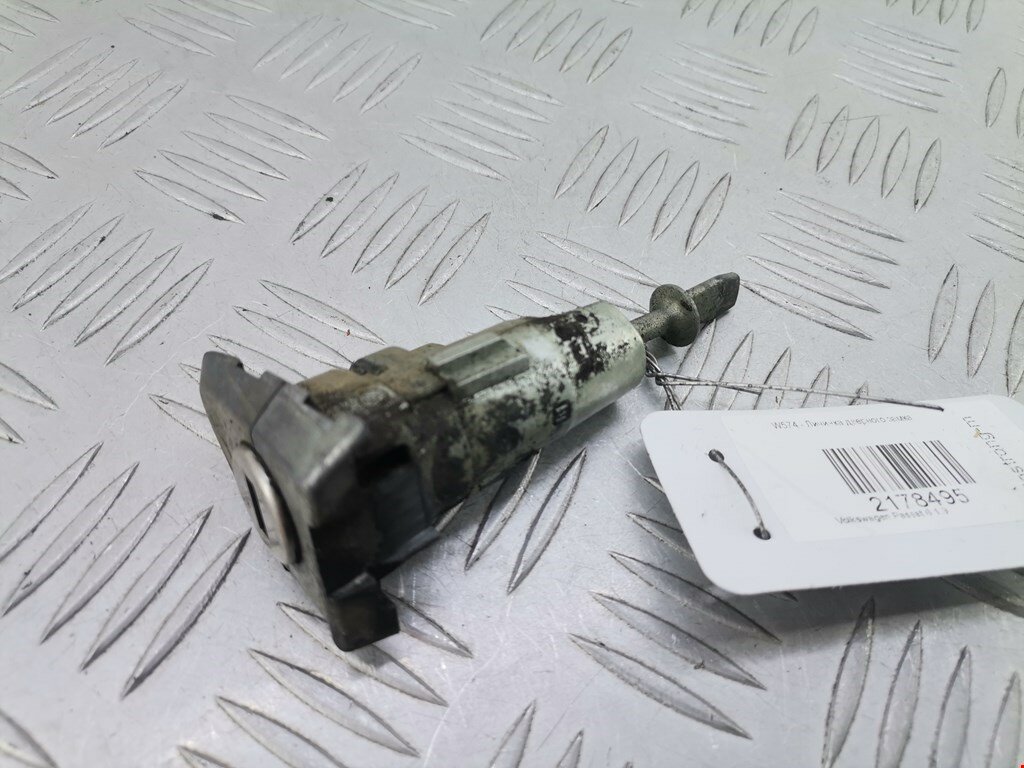 Личинка дверного замка Volkswagen Passat 6 107837168MG арт. 2178495
