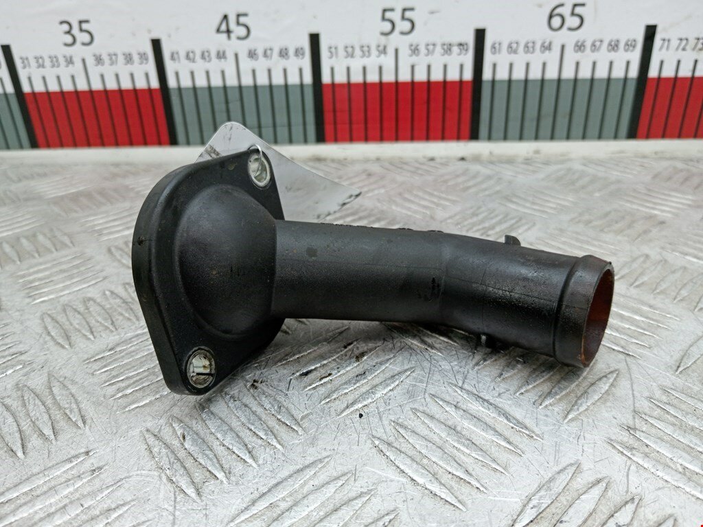 Корпус термостата Volkswagen Passat 6 038121121D арт. 2187034