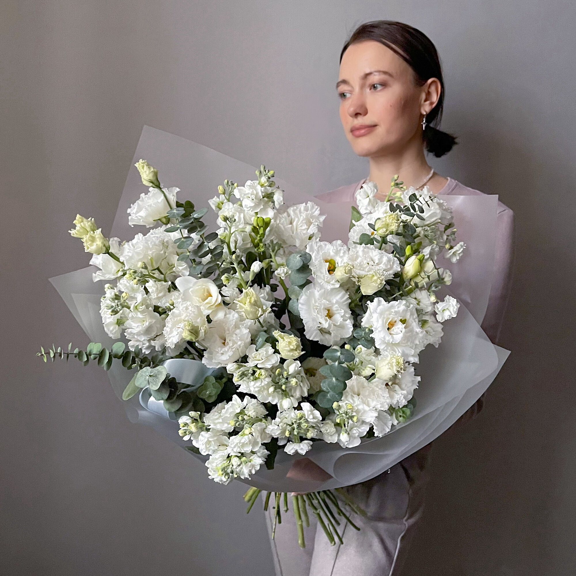 Белоснежный букет с маттиолой, кружевной эустомой, фрезией и веточками эвкалипта в авторском оформлении