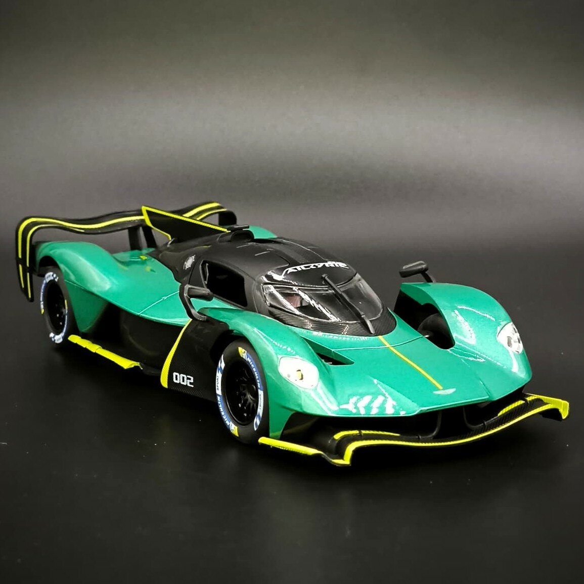 Металлическая модель автомобиля Aston Martin Valkyrie, с инерционным механизмом. Свет Звук Масштаб 1:24.