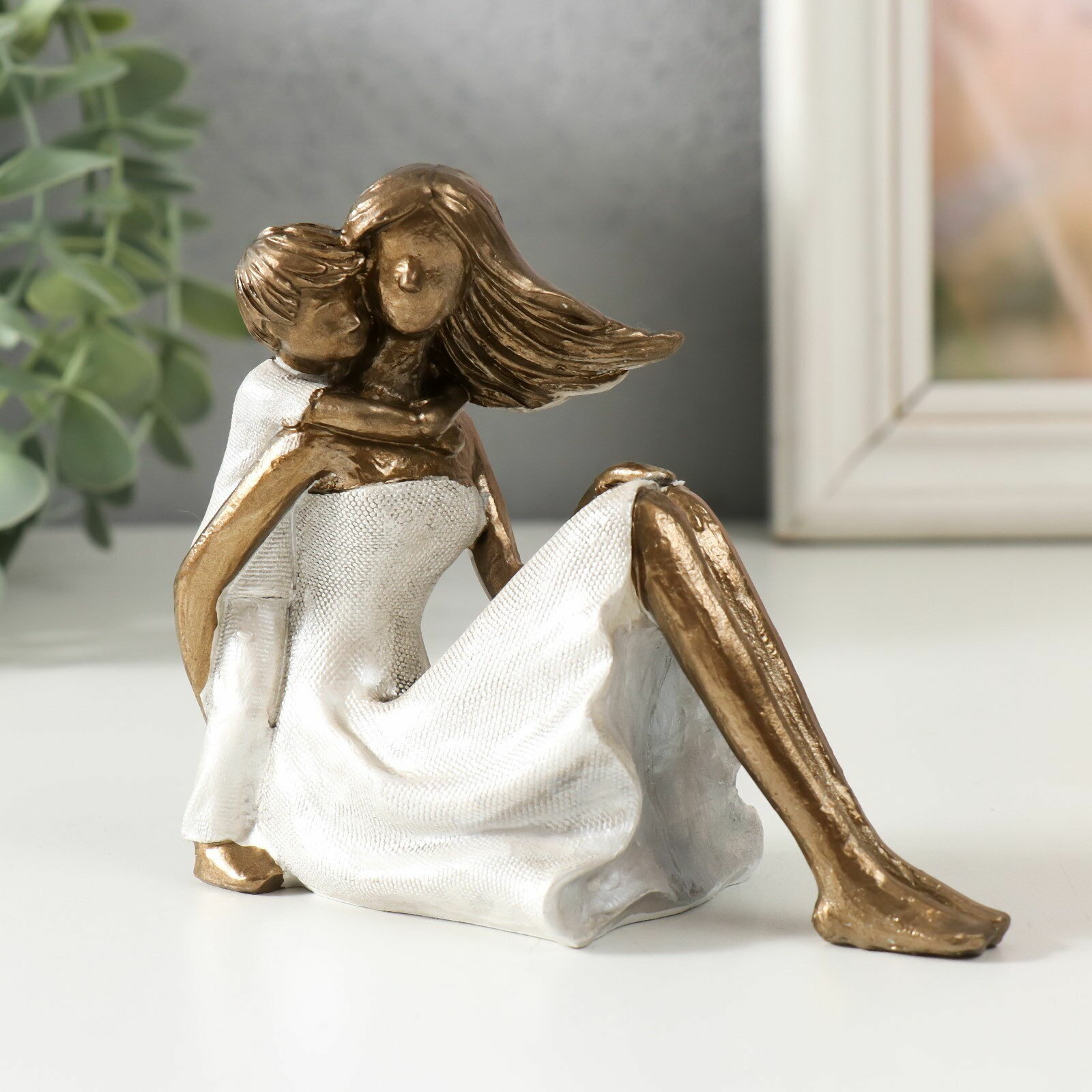 Фигурка полистоун "Мама с сыном - объятия", 13.5x6x11.5 см, цвет: белый