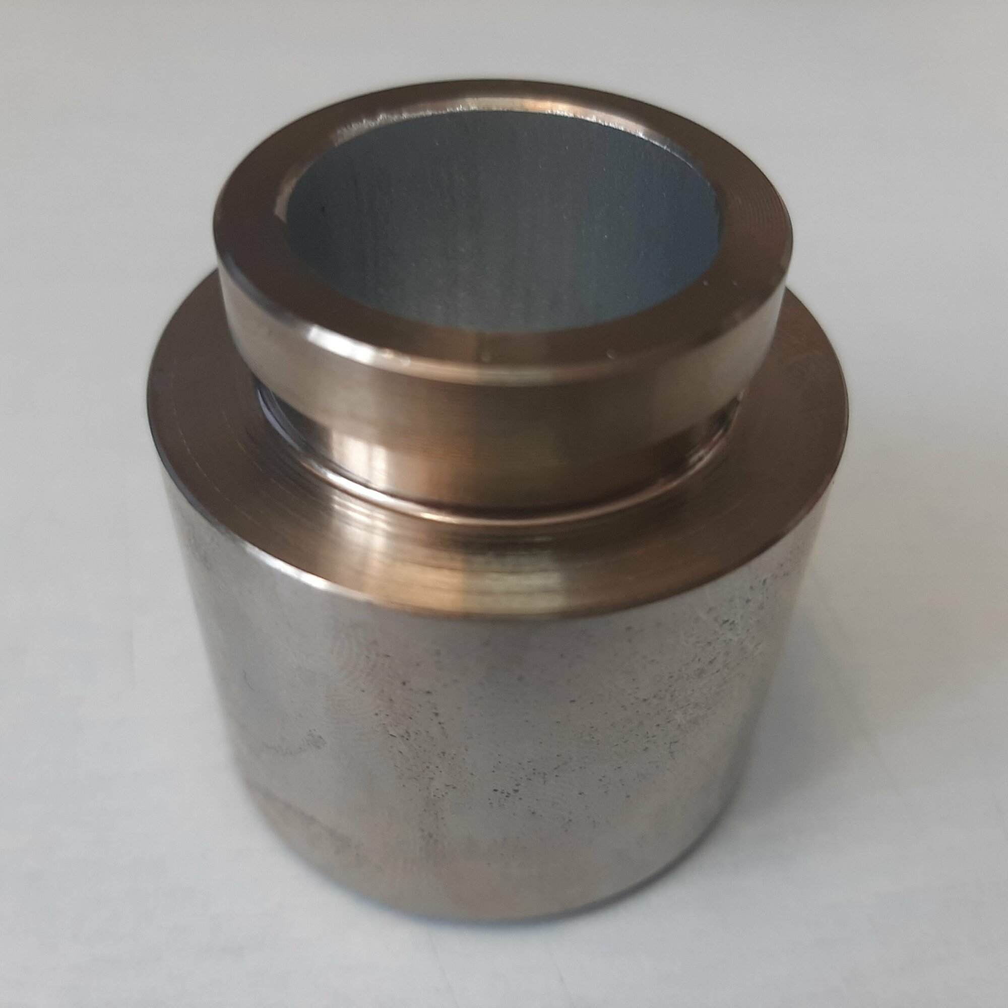 Поршень тормозного суппорта Seiken 150-40106 Toyota Hilux (LN36, 46, RN36, 39, LN6#, YN6#); Dyna, ToyoAce (BU297); Land Cruiser (BJ4#, BJ7#, LJ71, BJ6#, FJ6#, HJ6#); Coaster (BB55); Mega Cruiser (BXD20) OEM 47732-30010