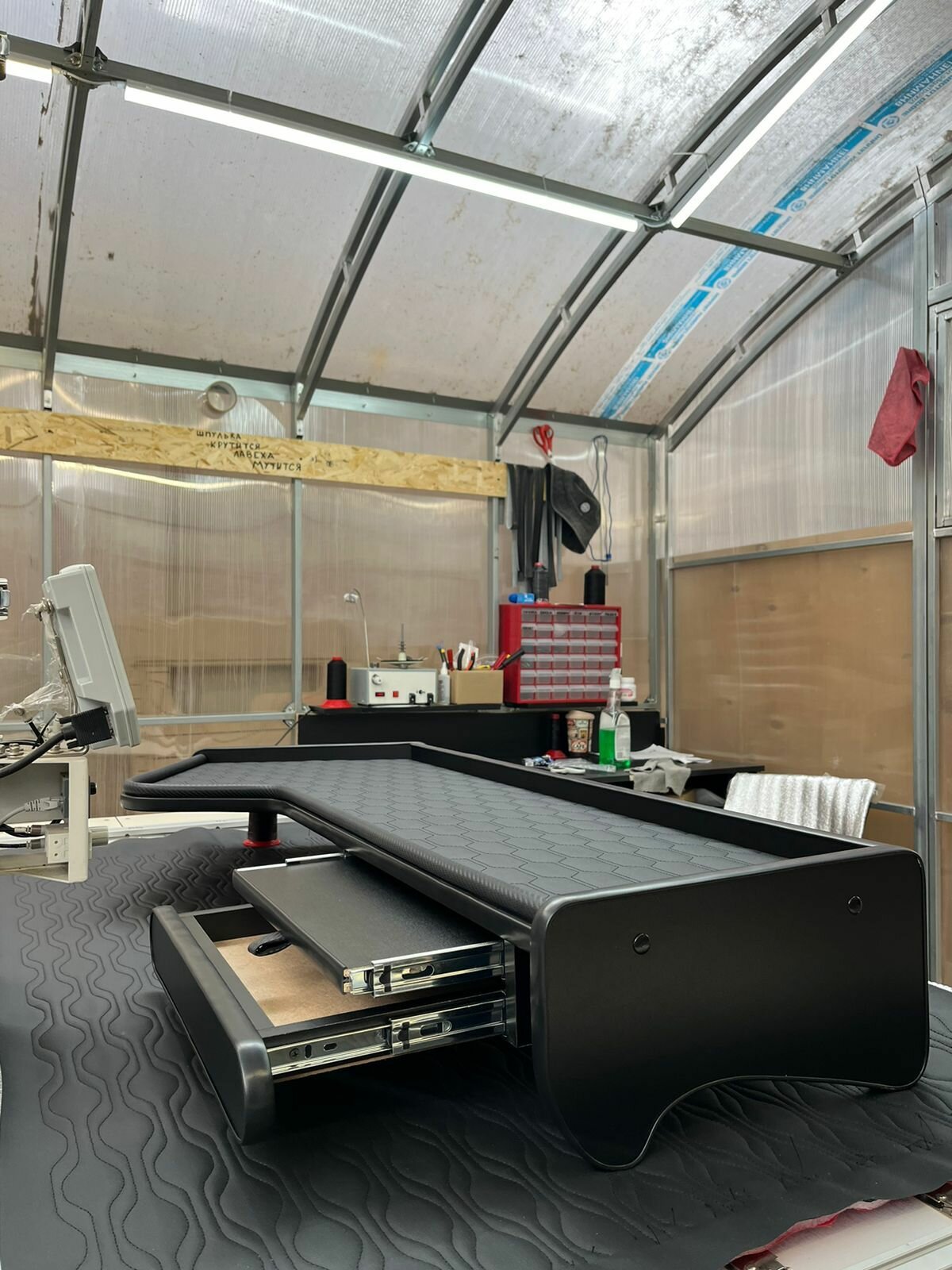 Стол-полка для грузовика на торпедо Черная экокожа Соты ящик+столик выдвижной