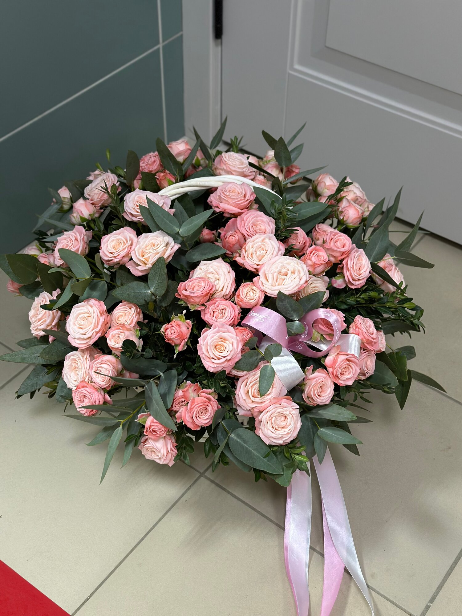 Корзина Liana Flowers «Удовольствие», розы, цвет розовый, бежевый