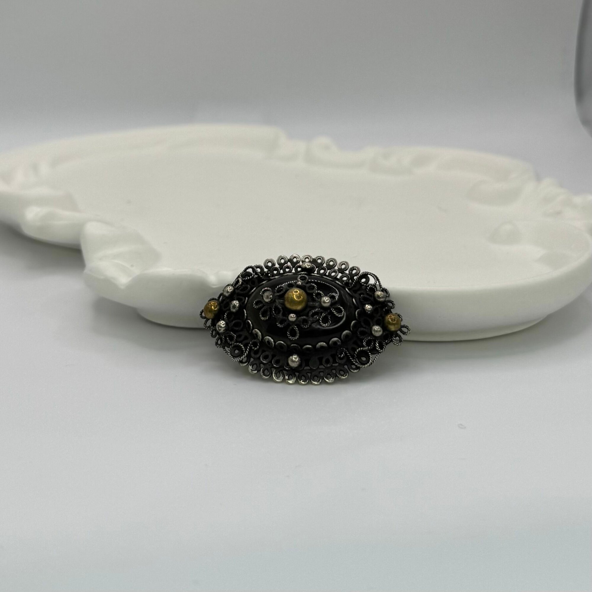 Винтажная мельхиоровая брошь с чёрной вставкой