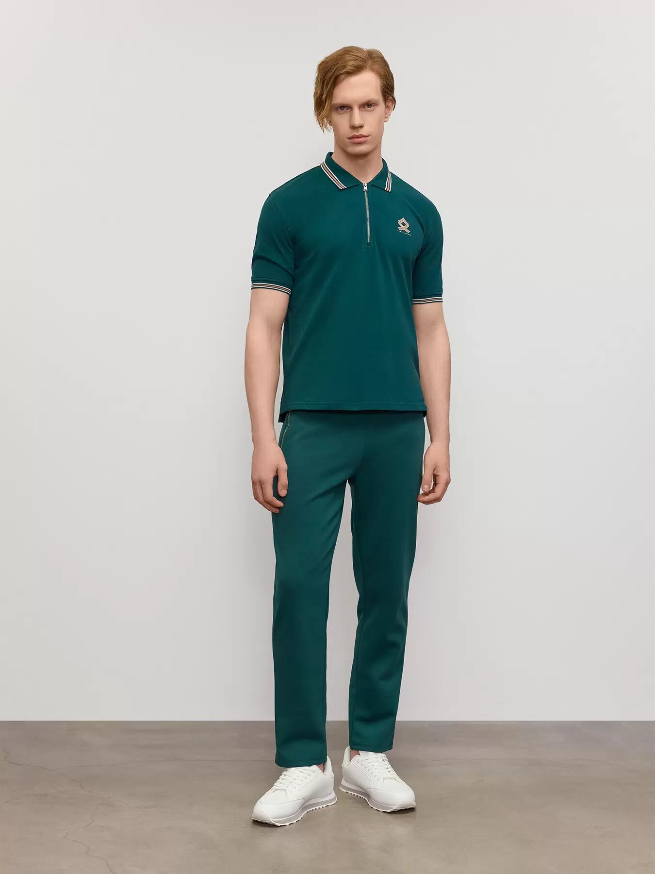 Брюки спортивные Т-зелёный. Декор термологотип. Пояс резинка, шнурок. Карманы спереди 2 молн, сзади нет. Д 101см.