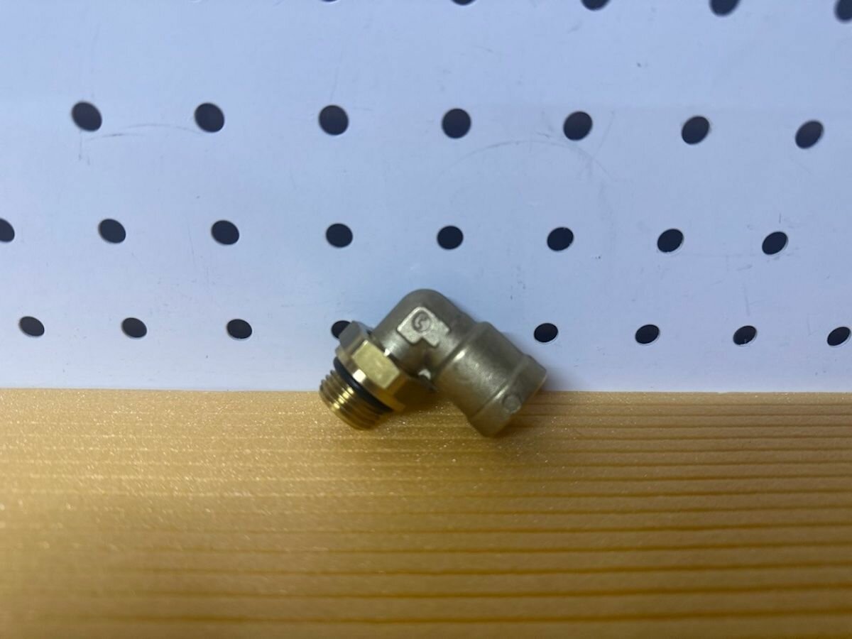 Фитинг угловой (переходник) Bpw DAF RENAULT MAN трубка d 12mm - M16x1,5(ДАФ рено МАН скания мерседес вольво) — фото 1