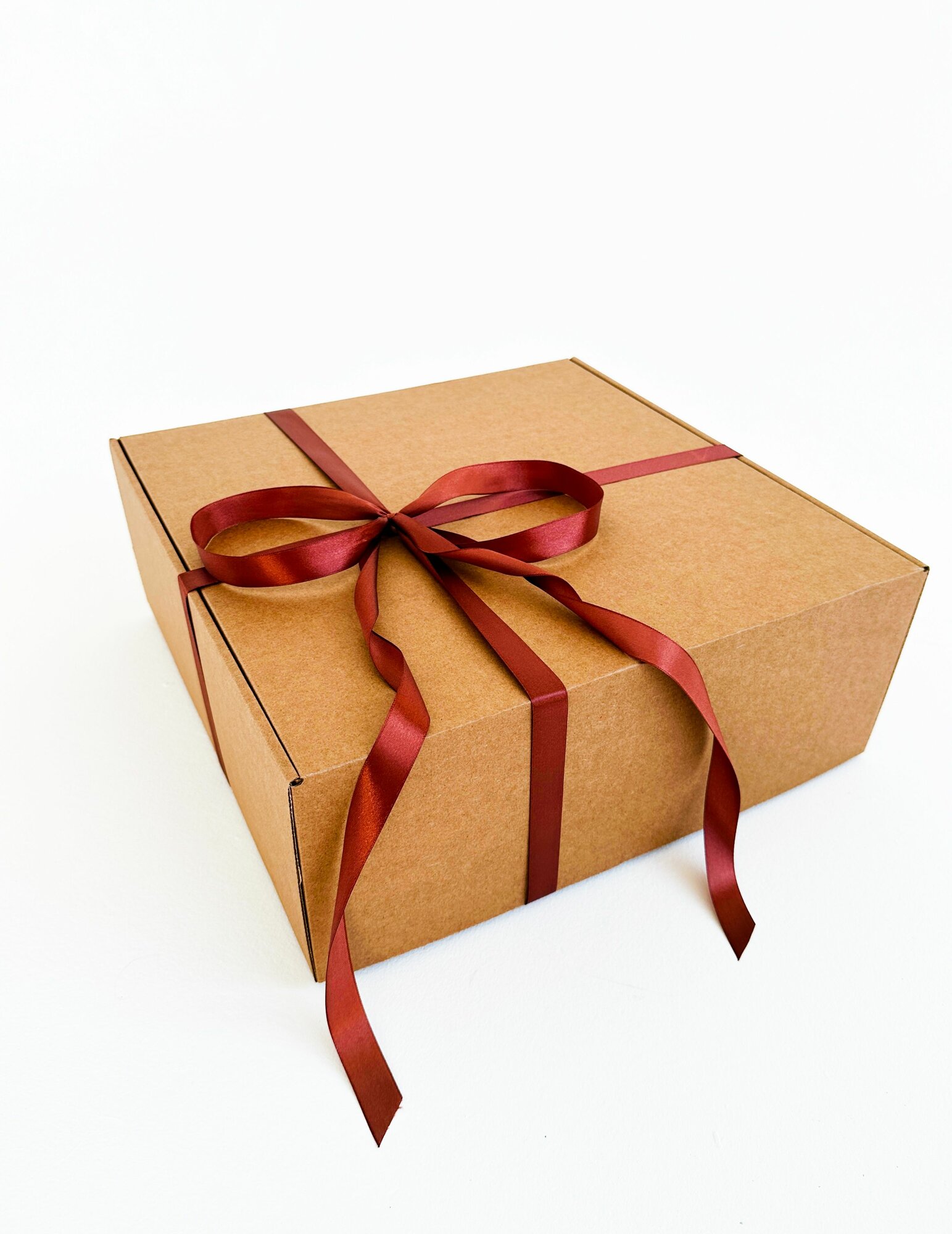 2 штуки - Большая подарочная коробка GILEV 37х37х14см с наполнителем и коричневой лентой