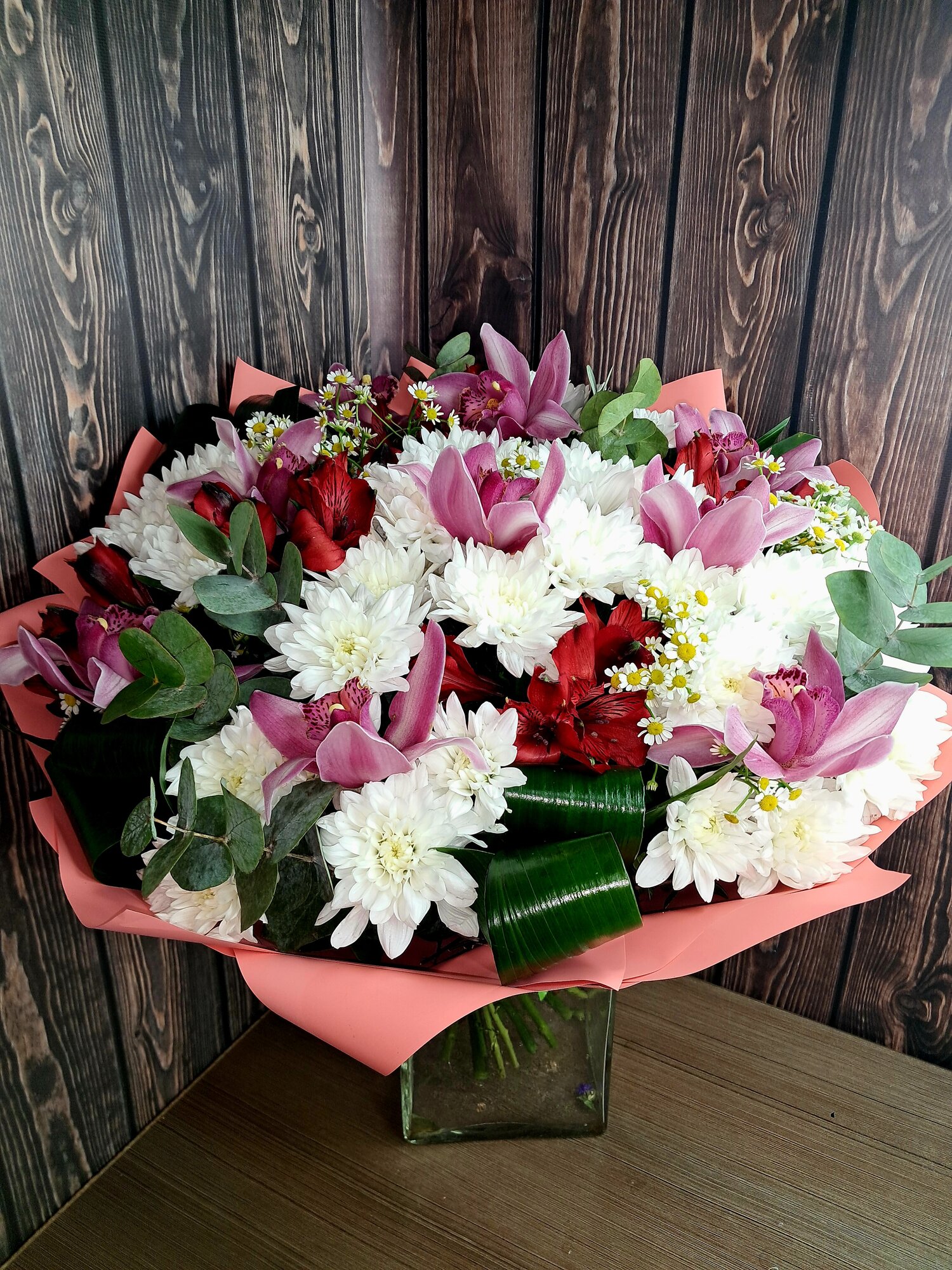 Роскошная орхидея в букете с хризантемой, альстромерией для мамы, женщины, девушки