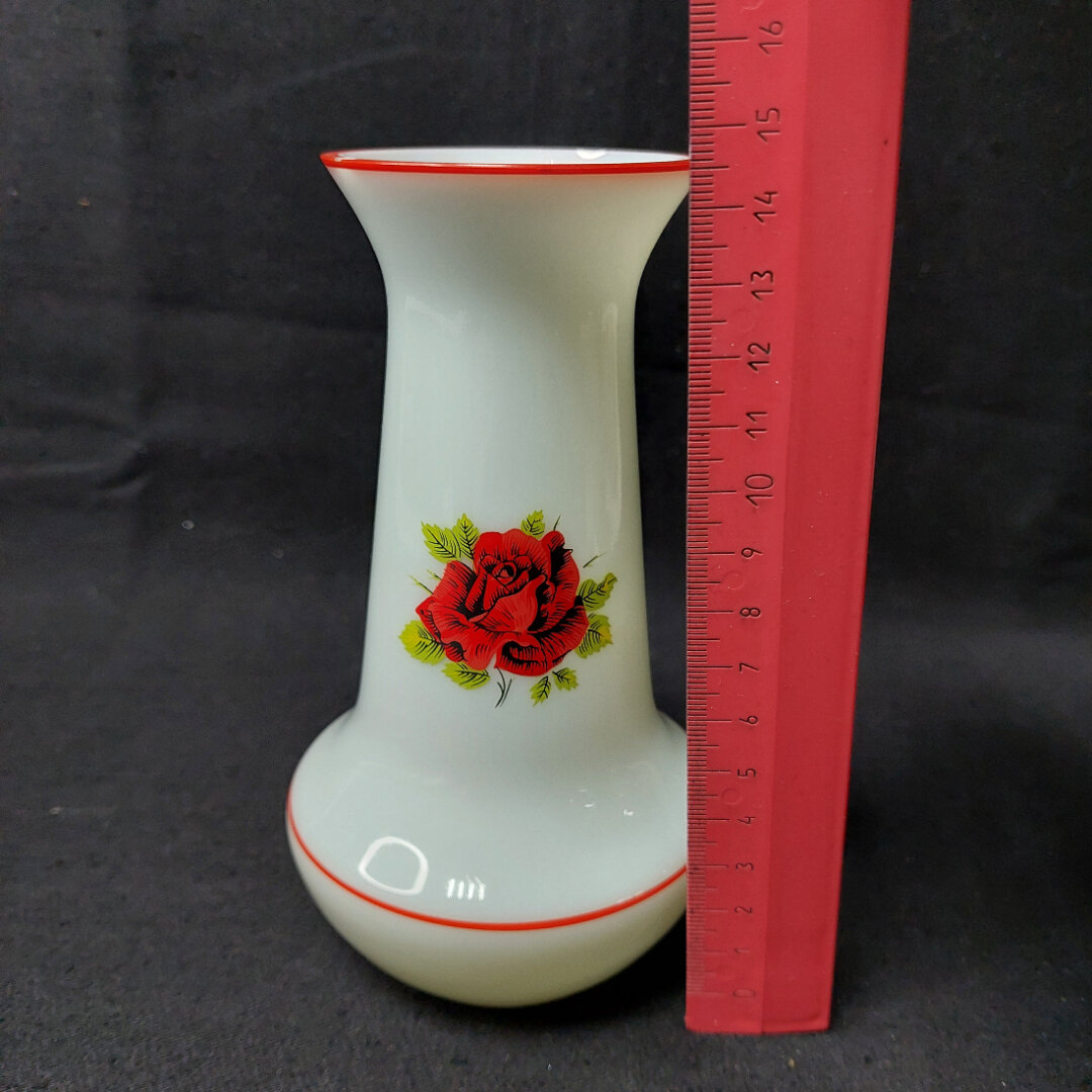 Ваза для цветов "Красная роза", молочное стекло, высота 15 см. Имеется скол на горлышке. СССР.