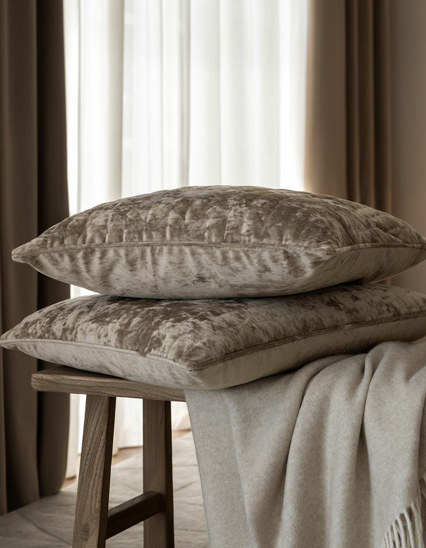 Togas Подушка декоративная "Арнас" бархат, 50x50, коричневая