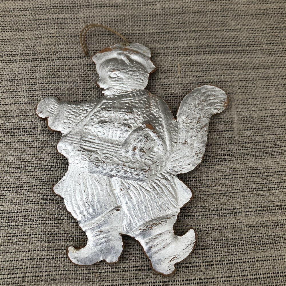 Антикварная ёлочная игрушка Кот-Баюн с гуслями, объёмный картонаж, СССР, 1940-е гг.