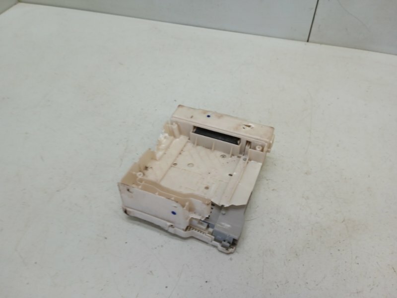 Б/У дефекты, Тойота Марк X X120 Блок предохранителей салонный Toyota Mark X 2007 X120 160635 TOYOTA арт. 8273022161