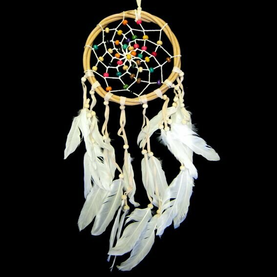 Ловец снов цветные деревянные бусины в ротанговом круге с перьями (макраме, диаметр 16,5 см, длина 50 см.), 1 шт.