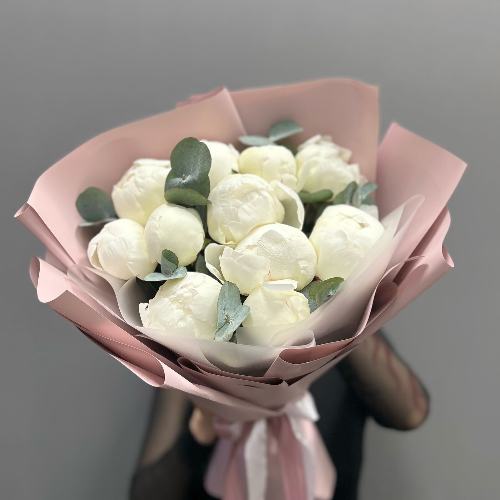 Монобукет FLOWELLE, из белых пионов, с эвкалиптом 11 шт 50 см