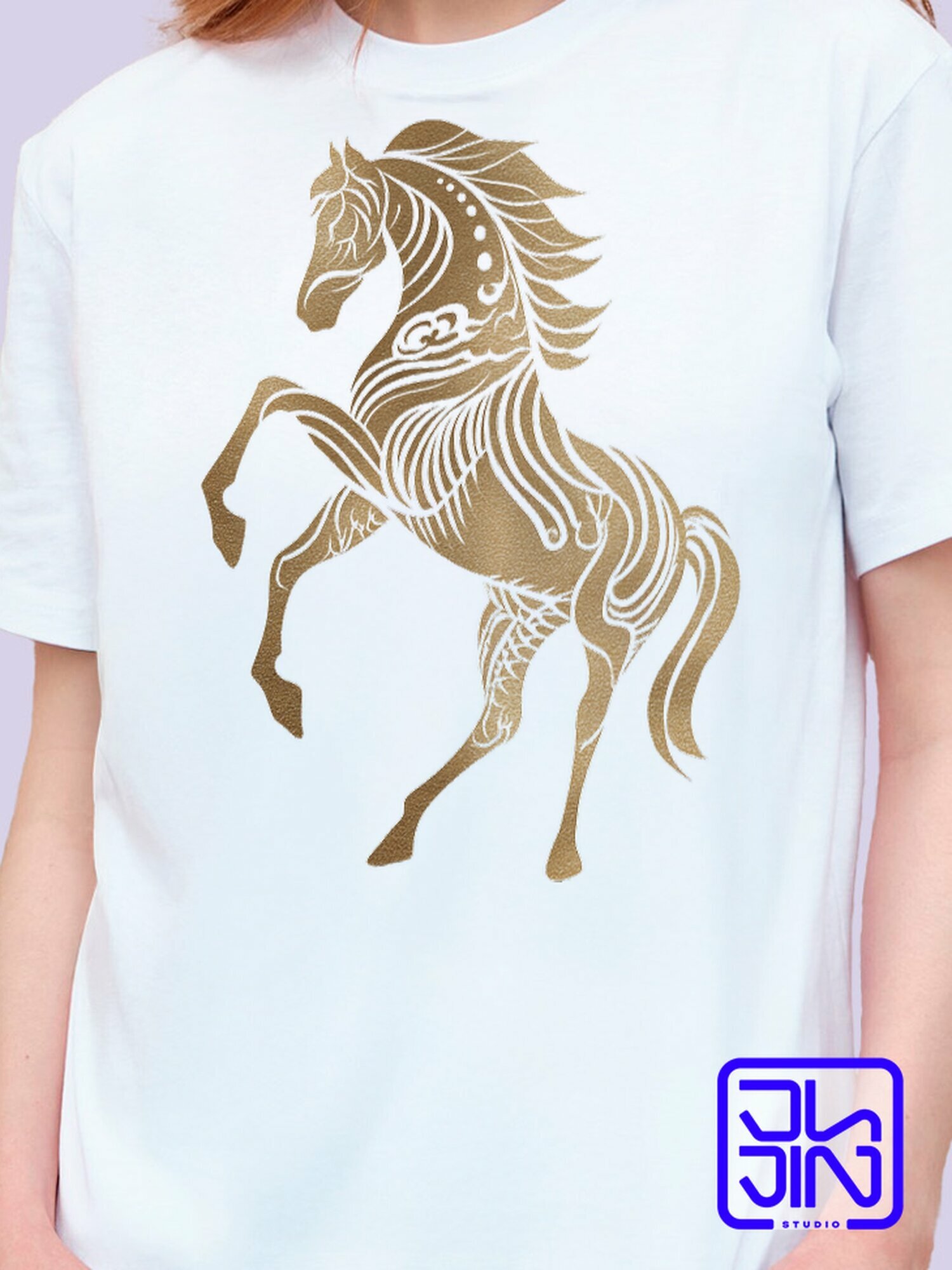 Футболка классическая женская с авторским принтом Премиальный песочный, бежевый орнамент с лошадью эксклюзивные лимитированные, белый хлопковый трикотаж с прикольным рисунком на груди